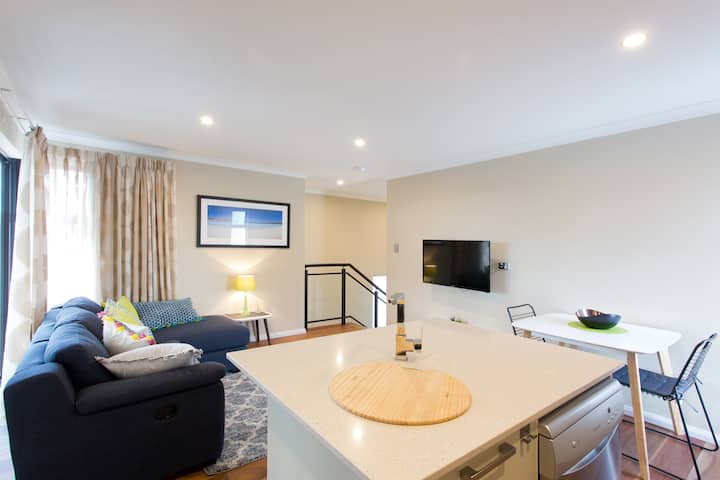 Private Secure Apartment + Parking Near Perth Cbd - Perth