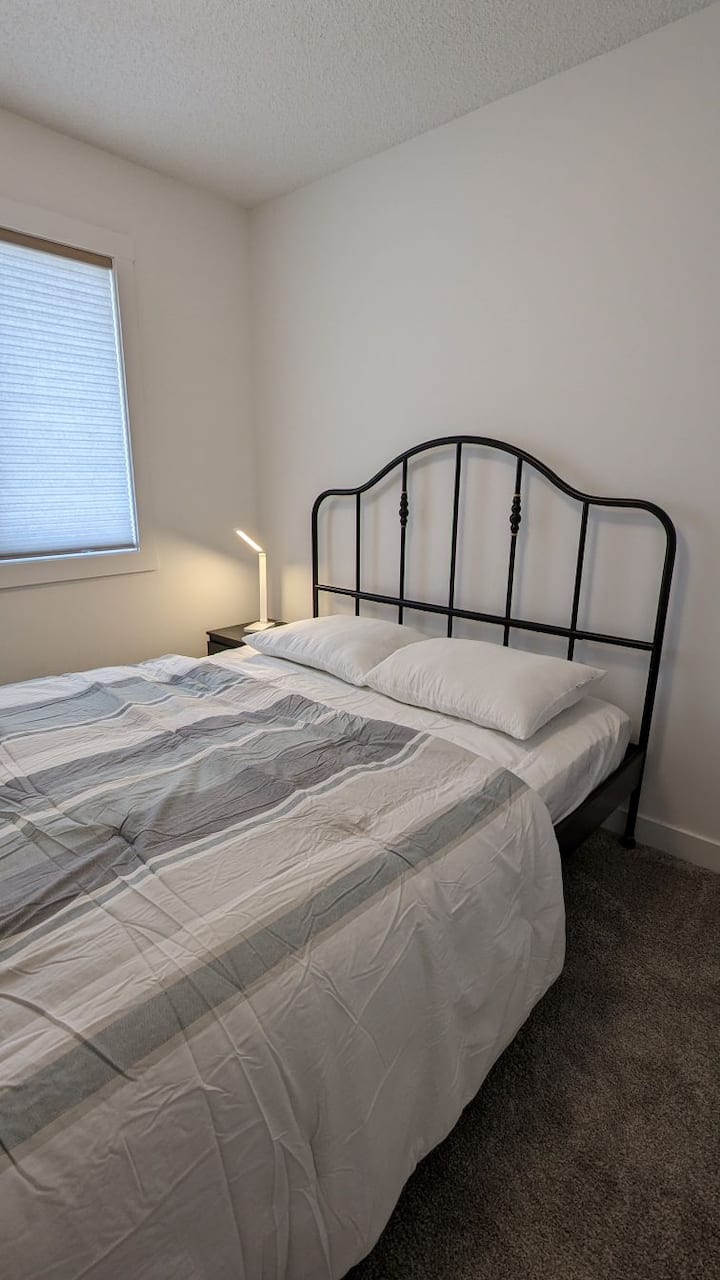 Cg's @ Airdrie - Cozy & Comfort - Airdrie