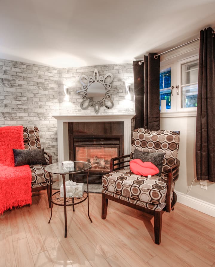 Contemporary Bachelor Pad Near Downtown Core - Kitchener