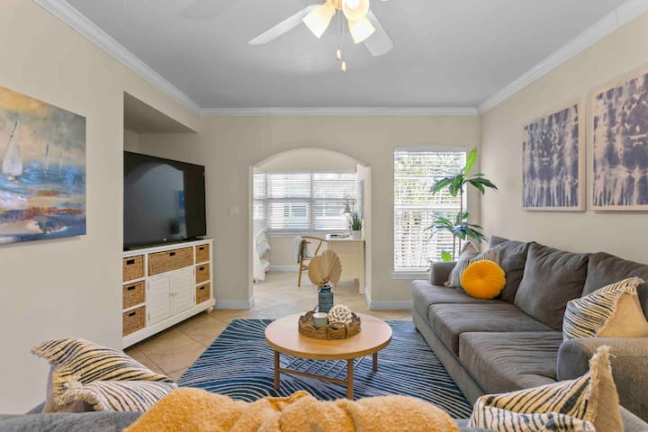 Beachfront Beauty. Your Costal Retreat - Indian Shores, FL