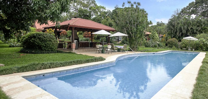Villa Kandelaria - A/c, Large Pool & Lush Gardens - コスタリカ