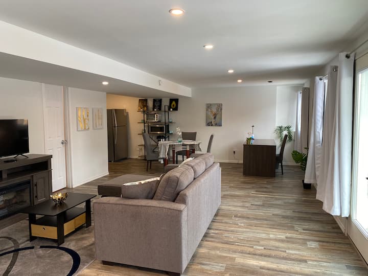 Lakeside Getaway Suite, 2 Bath - Chestermere