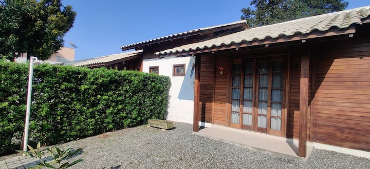 Charmosa Casa De Madeira Em Bombas - Bombinhas