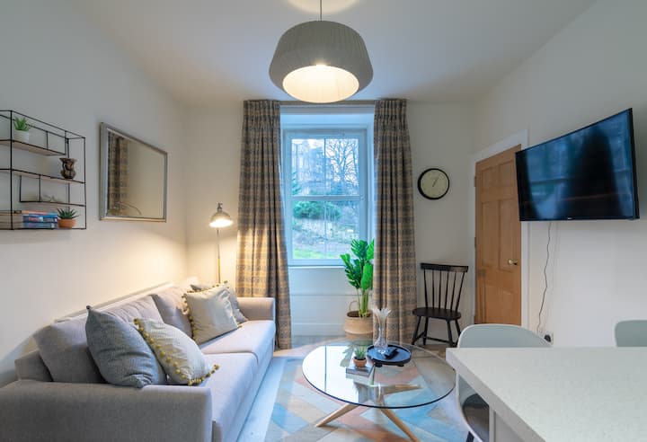 Modern Cosy Flat Easy Access To City Center - Edinburgh