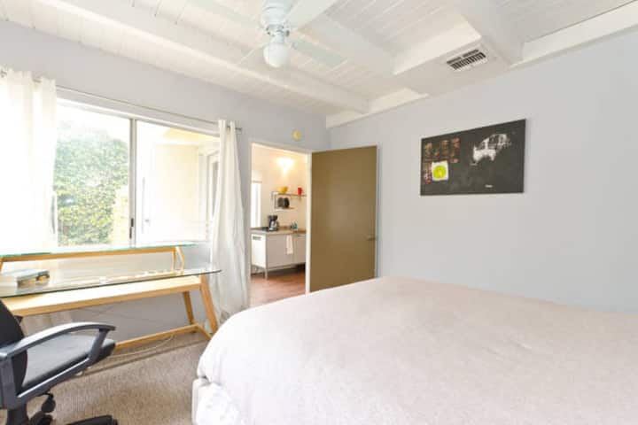 Melrose Ave One Bedroom Guest Apt With Backyard - Hollywood, CA