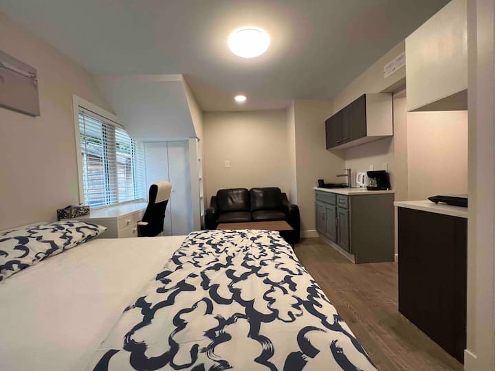 Cozy Bachelor Suite - West Vancouver