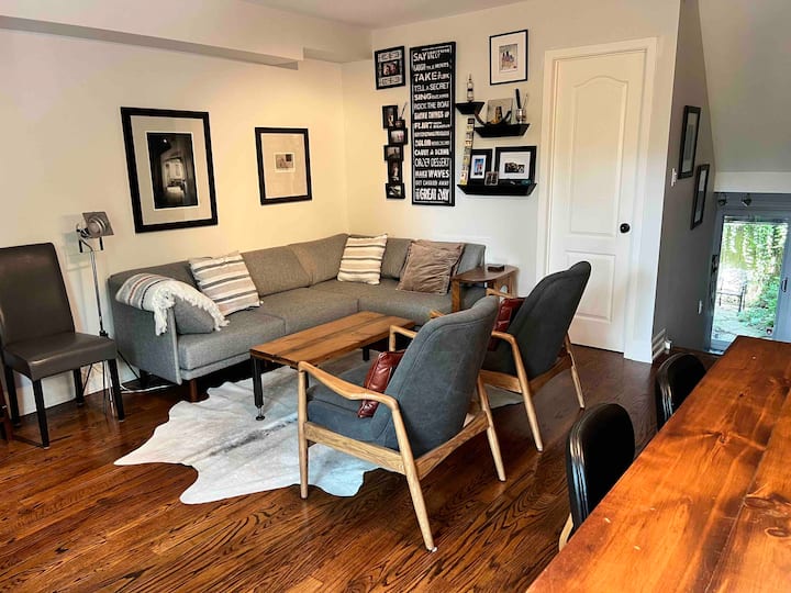 John & Bren's Queen West 3 Bedroom Townhouse - Toronto