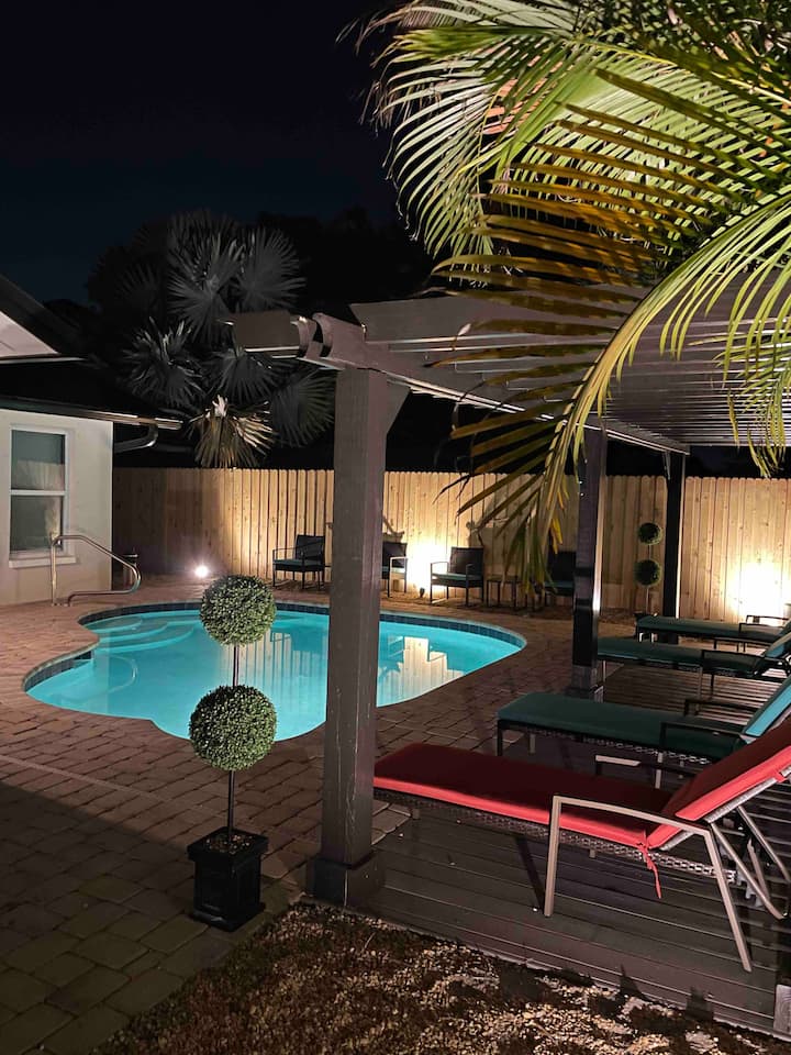 5 Star! Huge Hot Tubheated Pool 4bd/2ba 2king Bed - Madeira Beach, FL