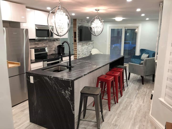 Company Friendly Suite, Conveniently Located* - Windsor, Canadá