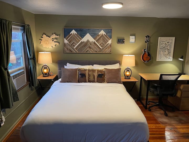 Cascade Room @ Judkins Park Inn - Next To Downtown - Seattle, WA