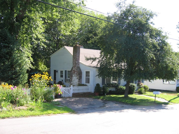 Charming Open Layout  2 Bedroom Cape-lord's Point - Mystic, CT