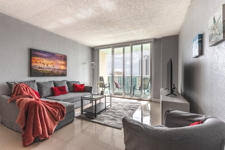 Fantastic Ocean View 1bd/1bth Condo/free Parking - Sunny Isles Beach, FL