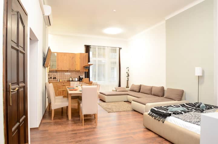 Famous Kiraly Street At Large 3br 10ppl @Central - Hungary