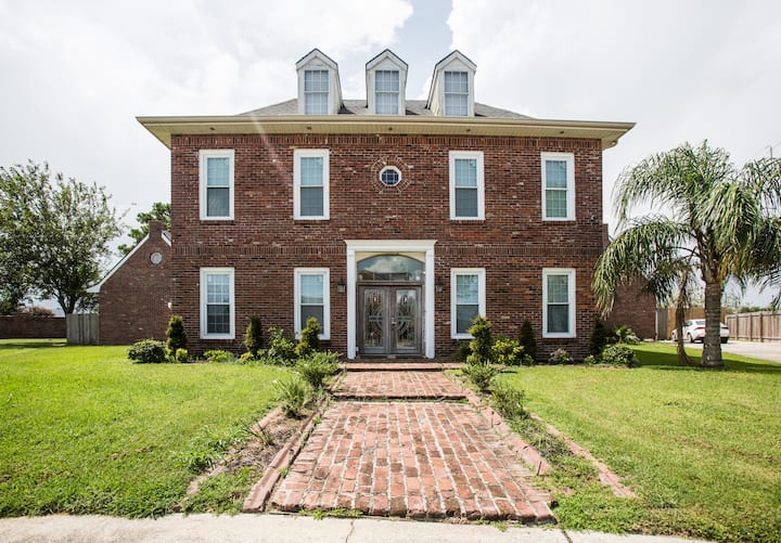 Spacious Estate In New Orleans - New Orleans, LA