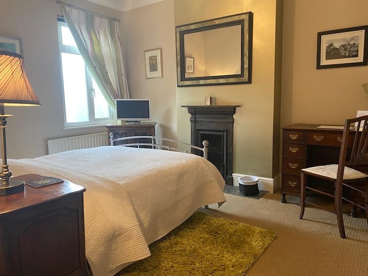 Spacious Double Room + Parking, Easy 4 Heathrow - Staines-upon-Thames
