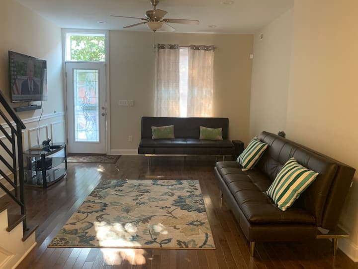 Luxury Skyline View Home In Vibrant Neighborhood - Philadelphia, PA