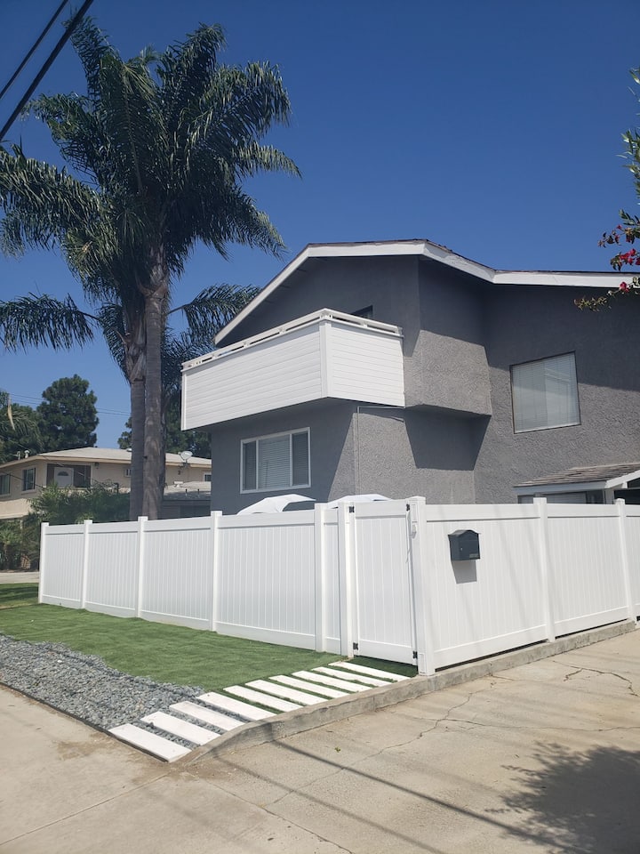 Peek-a-boo Ocean View 1.5 Miles To The Sand. - Costa Mesa, CA
