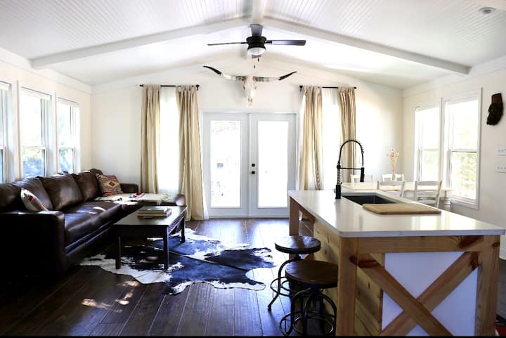 Sleeps 8- 2 Homes/1 Property- Central Location - Fort Worth, TX