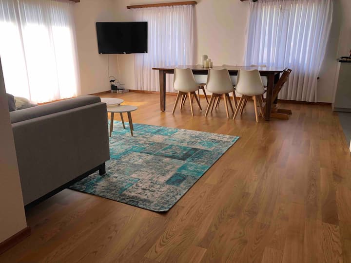 Haus Mit Berg Blick
30 Minuten In Basel - Canton de Jura