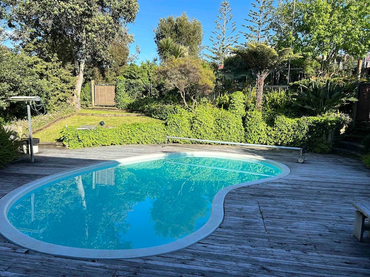 Comfortable And Private Poolside Apartment - Auckland
