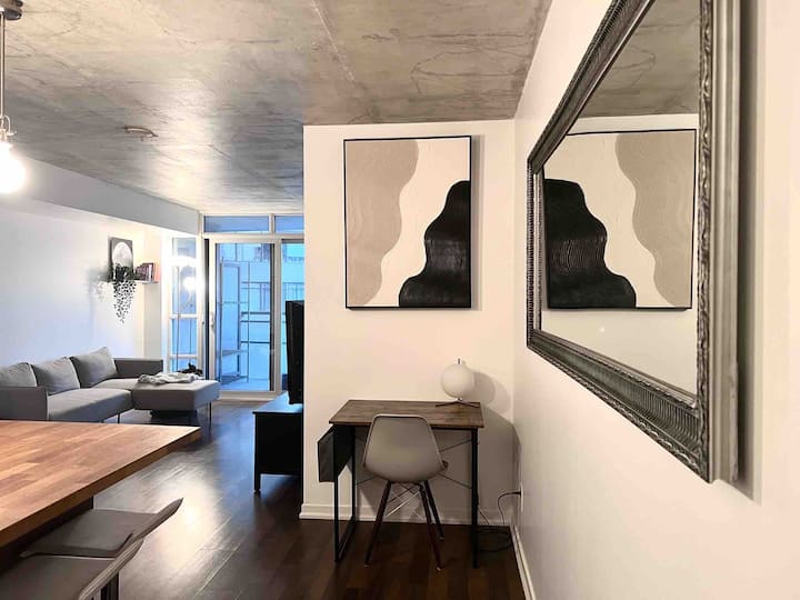 Steps From Queen/king & Event Venues. Free Parking - Toronto