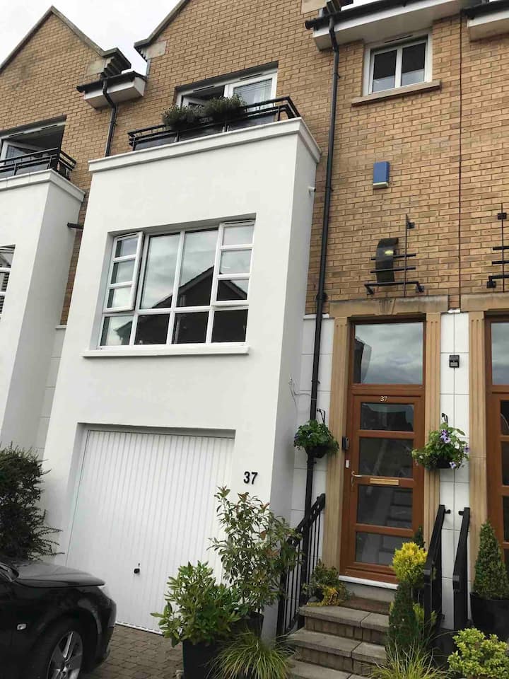 Beautiful 4 Bedroom Townhouse Minutes From Belfast - Belfast