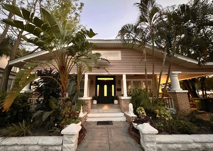 1927 Home With Hot Tub, Fire Pit, Outdoor Kitchen - Temple Terrace, FL