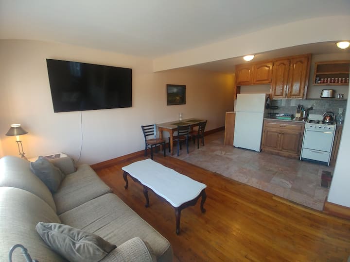 Sunny Apartment Close To Campus (F) - Berkeley, CA
