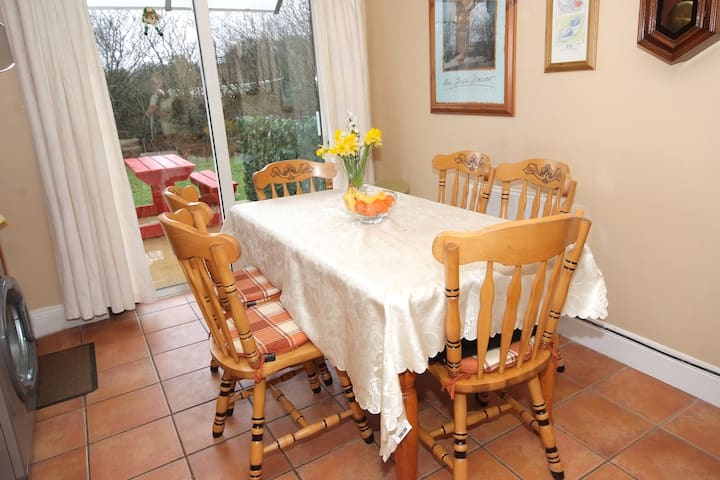 Julies Thatched Cottage/twin Room - Killarney, Ireland
