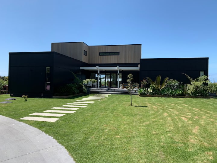 New Wainui Beach House With Sea Views - Gisborne, New Zealand