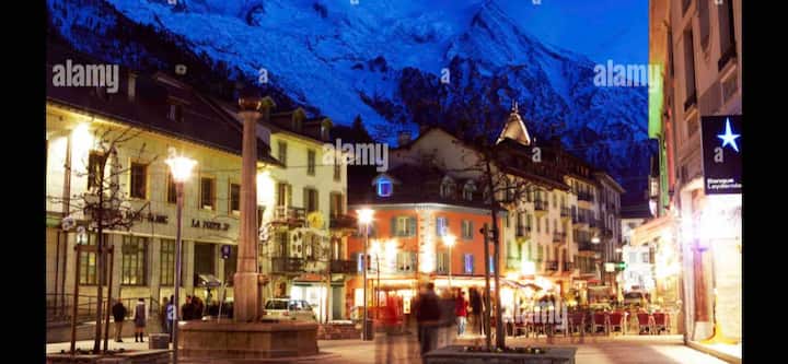 Refuge Dans Chamonix By Night - Chamonix-Mont-Blanc
