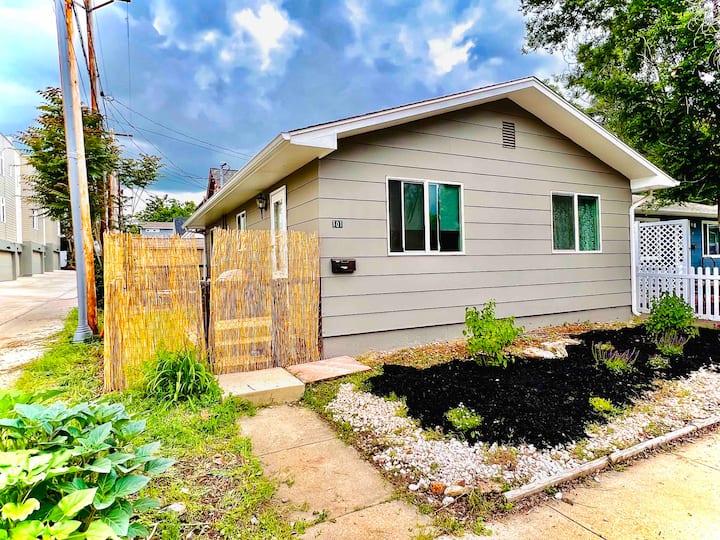 Eclectic Mid-mod Hideaway In The Heart Of Old Town - Broomfield, CO