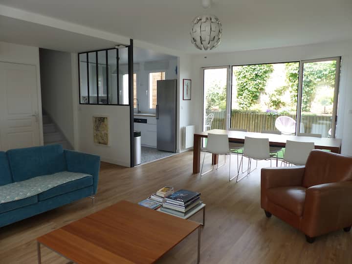 Charmante Maison De Ville Idéalement Située . - Poissy