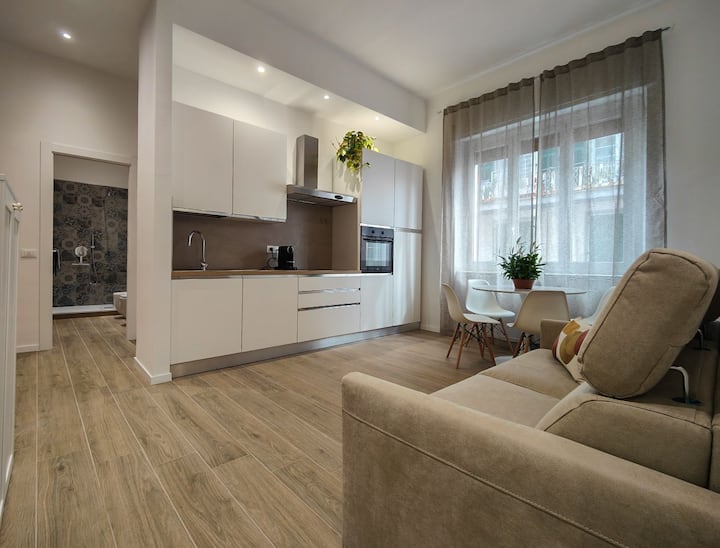 Alda Nella Piazzetta In Centro. 011015-lt-2614 - Cinque Terre