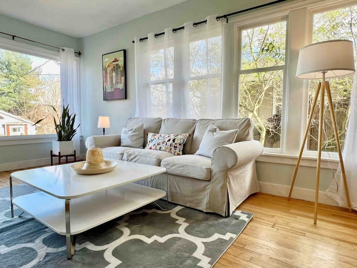 Modern Living In Queen Anne Bungalow With Views - Seattle