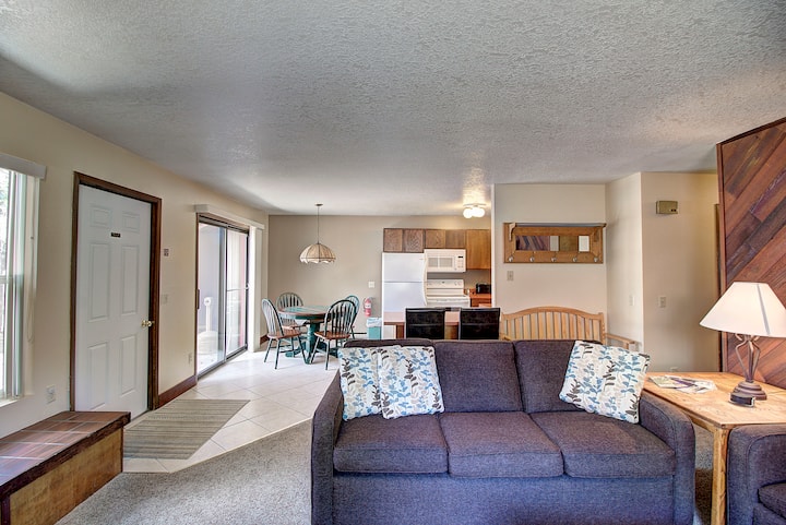 Quaint Single Level Poolside Condo Sleeps 6 - Whitefish, MT