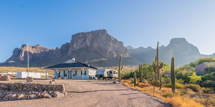 Superstition Mountain Fenceline Retreat - Lost Dutchman State Park, Apache Junction