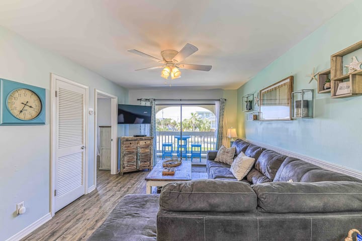 Family Friendly Condo With Two Pools - Gulf Shores, AL