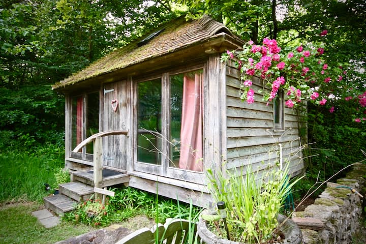 The Steddle. Little Cabin In The Woods,titty Hill. - South Downs