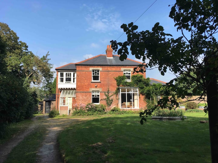 Stylish Peaceful Home With Large Grounds - Hastings, UK