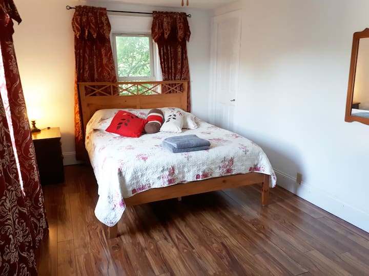 Daydream Room, Large Queen, North End - Niagara Falls
