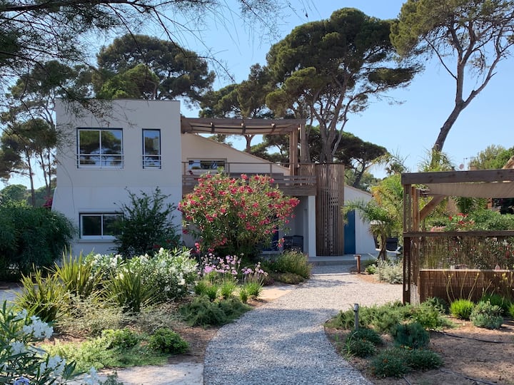 Villa Strand: 6 Bedrooms - Beach 60m - Ac- Parking - Hyères