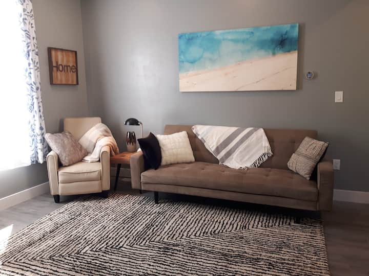 Classy Newly Renovated 2 Bedroom Unit - London