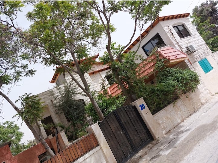 Mixed. Tradition And Modern Studio In Old Amman - Ammán