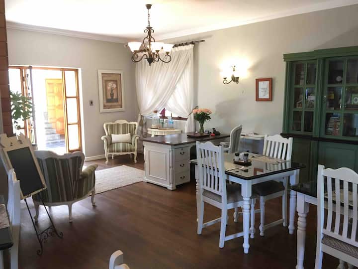 Executive Suites Serviced Daily With Breakfast. - Edenvale