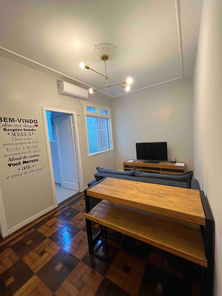 Apto 2 Quartos, Ar, Wi-fi, Pátio E Aceita Pet - Porto Alegre