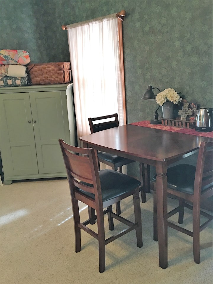 Peaceful Farm House, 160 Acres, Close To Shopping. - DeSoto, TX