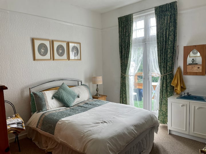 Rosie’s Retreat Westcliff Room 4 - Kent