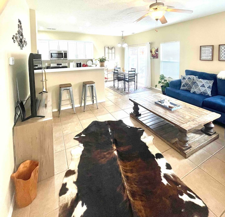 Great Location! 3 Br Townhouse W/ Garage And Patio - Albuquerque