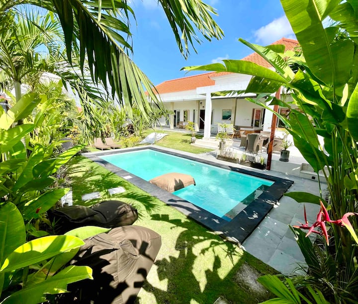 Tropical 3 Bed Villa Heart Of Canggu W Huge Garden - Bali